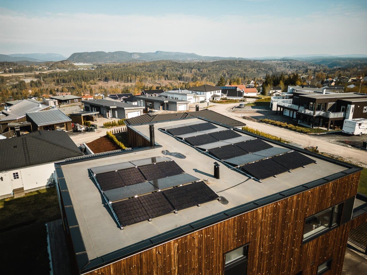 Lars installerte solcelleanlegg: – Artig å se at det kommer strøm inn ...